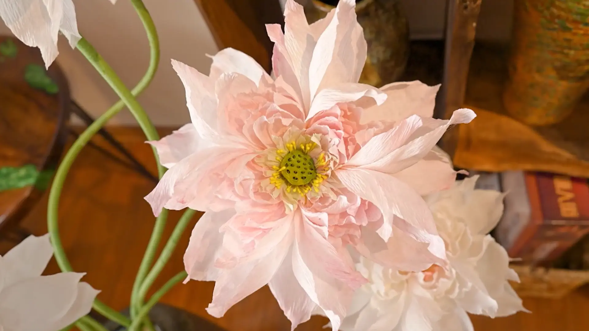 Nghệ thuật hoa giấy thủ công | Hà Nội đến để yêu | 26/12/2025