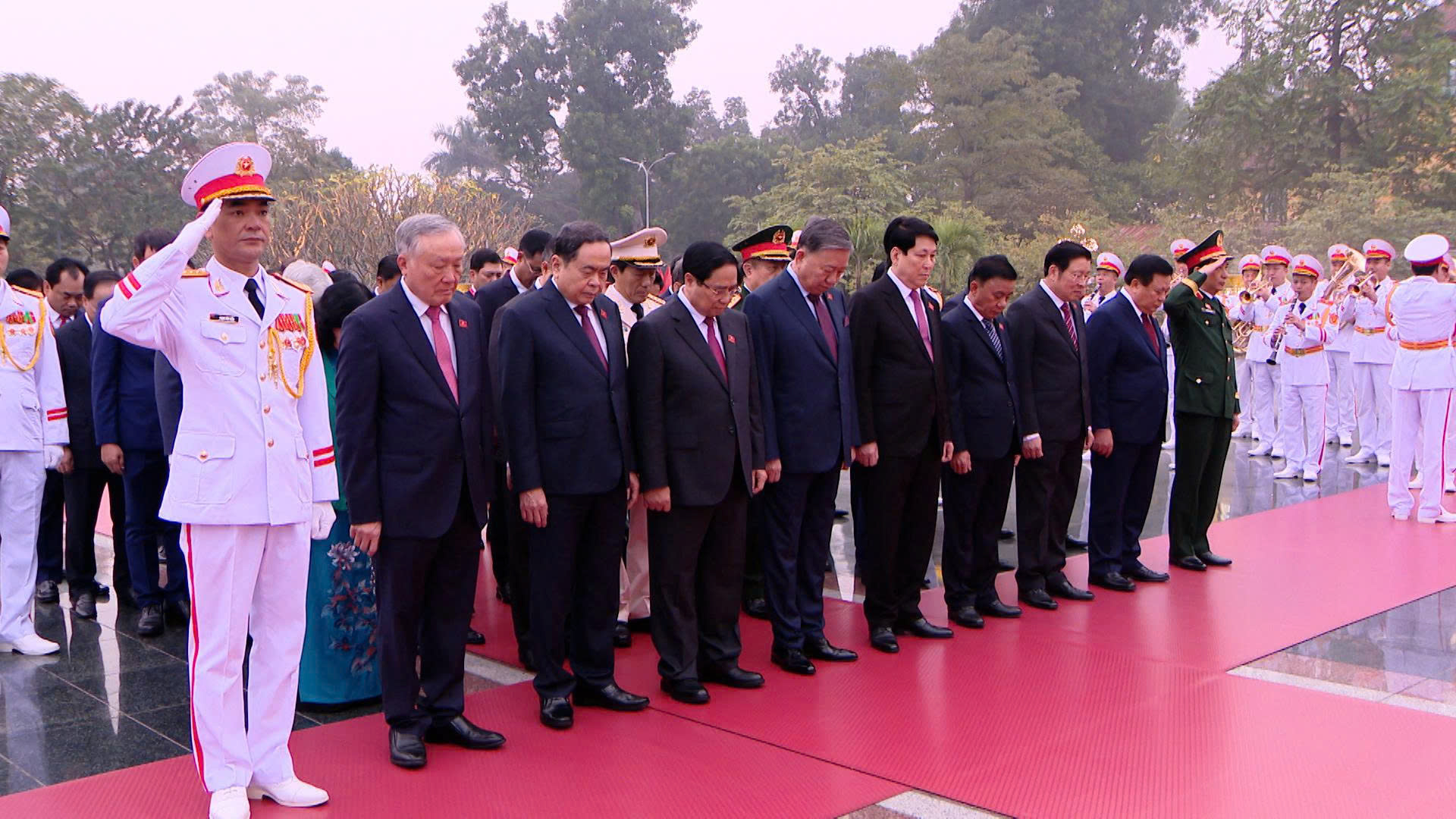 Đại biểu dự Đại hội XIV của Đảng vào Lăng viếng Chủ tịch Hồ Chí Minh