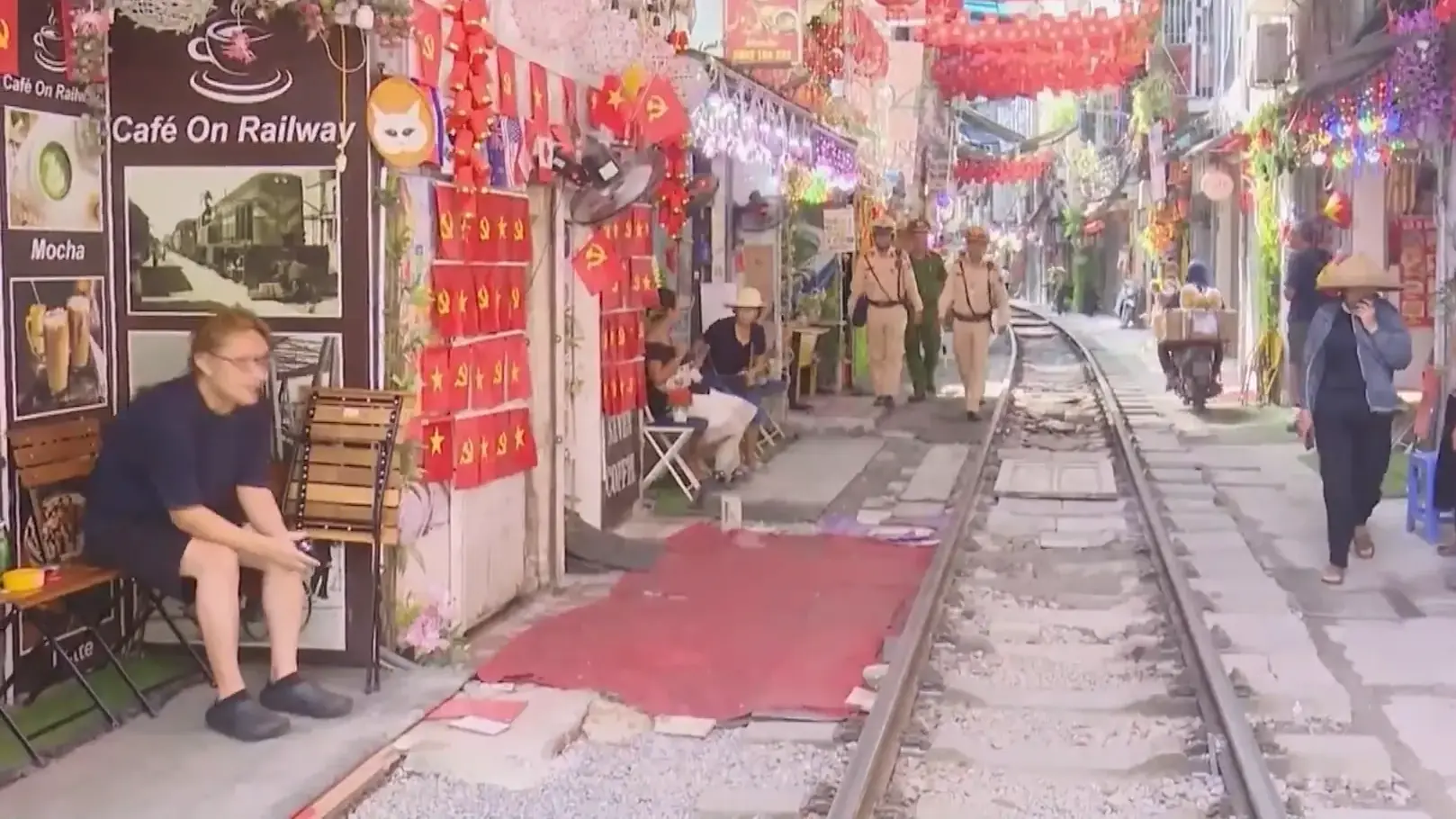 Đề xuất dừng chạy tàu qua phố cà phê đường tàu và cầu Long Biên